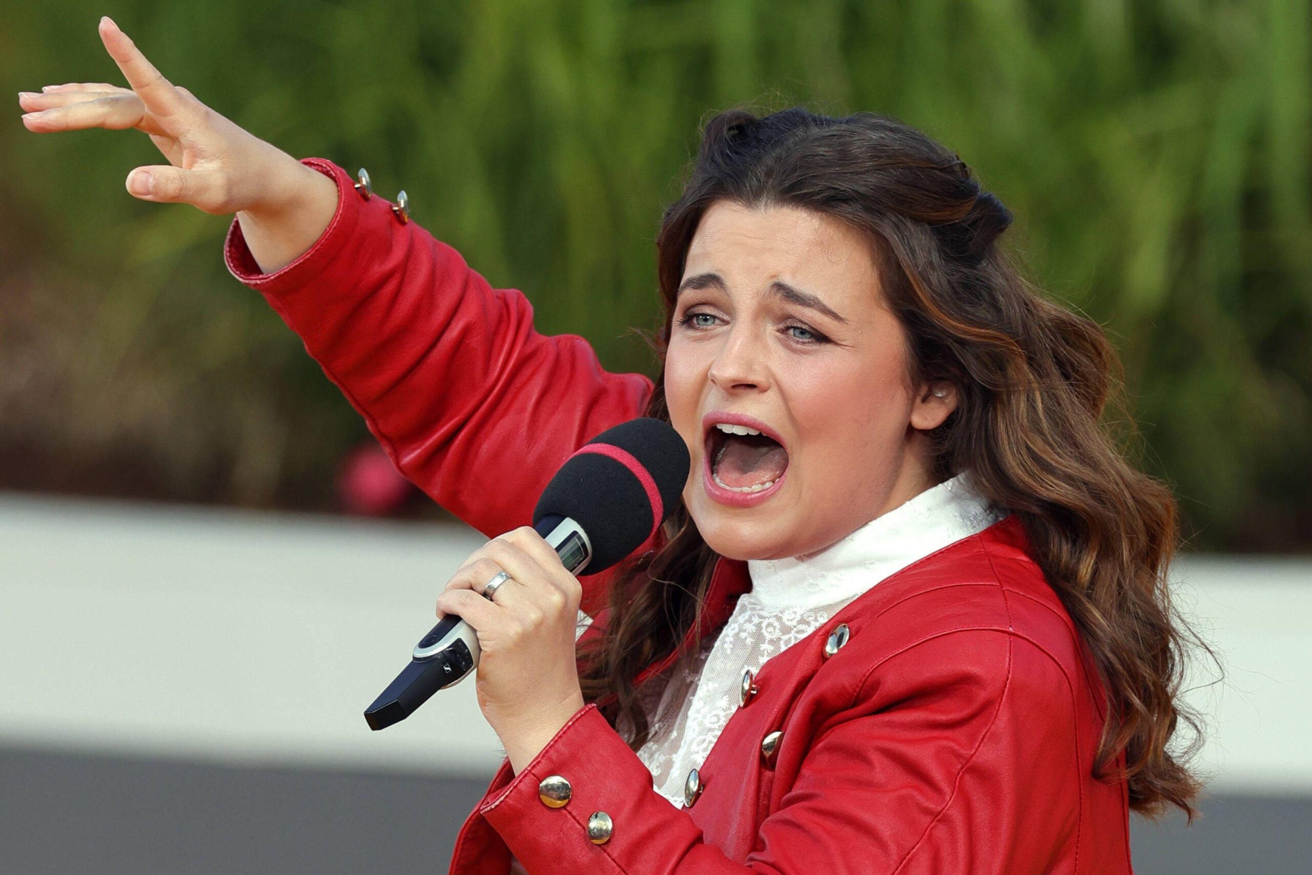 „Der Bergdoktor“: Ronja Forcher verabschiedet sich rührend von Kollegen ...